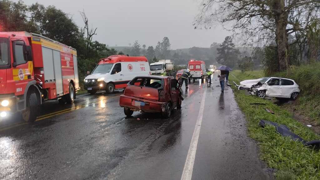 Grave acidente entre dois carros deixa cinco feridos na BR-470 | Jornal Razão